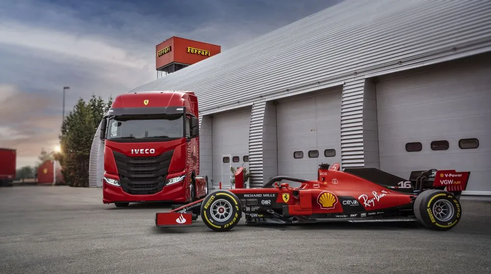 IVECO entrega dos S-Way a la Scuderia Ferrari | SoloCamion.es